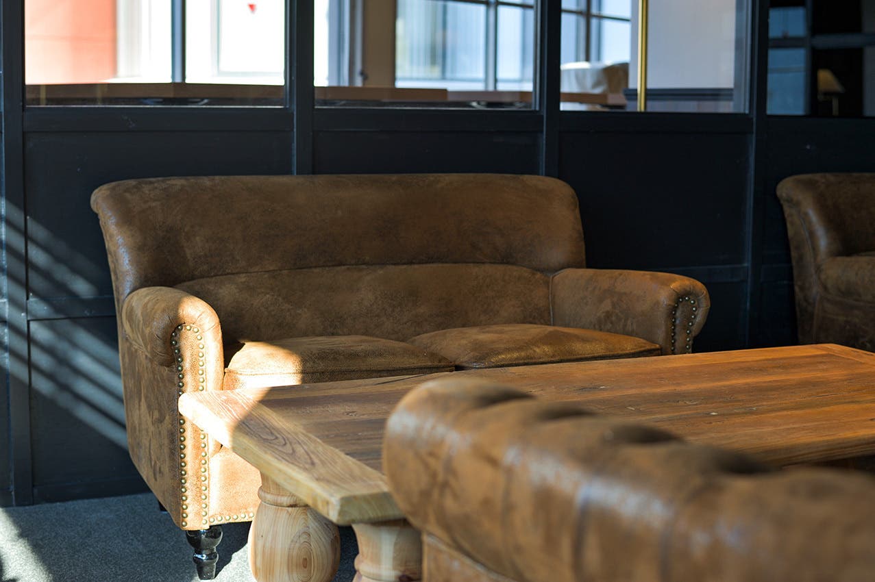 【1～4ソファ席】神保町駅徒歩1分/有人受付/デザイナーズ/電源Wi-Fi完備で商談やWeb会議に最適の写真1