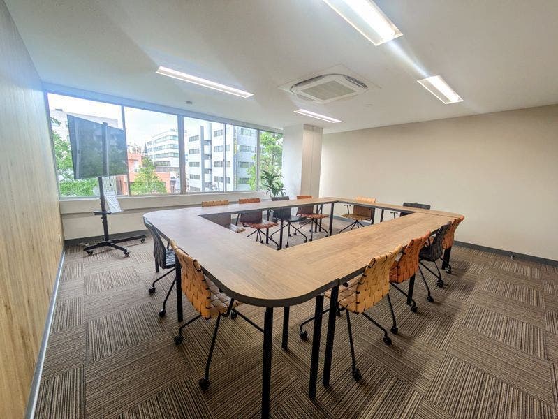 広瀬通【5階5-1会議室】最大12名   Wi-Fi・TVモニター・プロジェクター完備／WEB会議・研修・応接にも／飲食OKの写真6