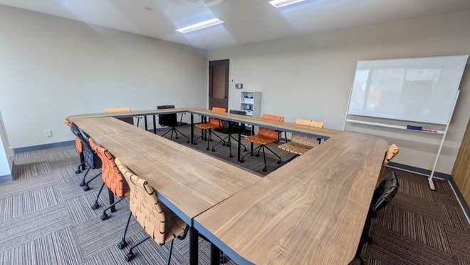 広瀬通【5階5-1会議室】最大12名 Wi-Fi・TVモニター・プロジェクター完備/WEB会議・研修・応接にも/飲食OKの写真7