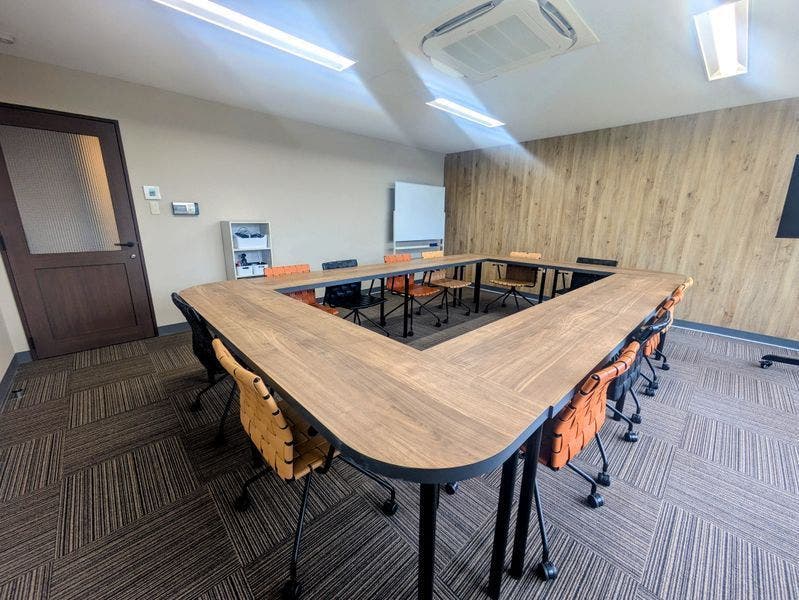 広瀬通【5階5-1会議室】最大12名   Wi-Fi・TVモニター・プロジェクター完備／WEB会議・研修・応接にも／飲食OKの写真5