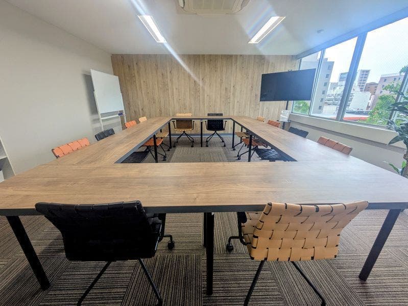 広瀬通【5階5-1会議室】最大12名   Wi-Fi・TVモニター・プロジェクター完備／WEB会議・研修・応接にも／飲食OKの写真4