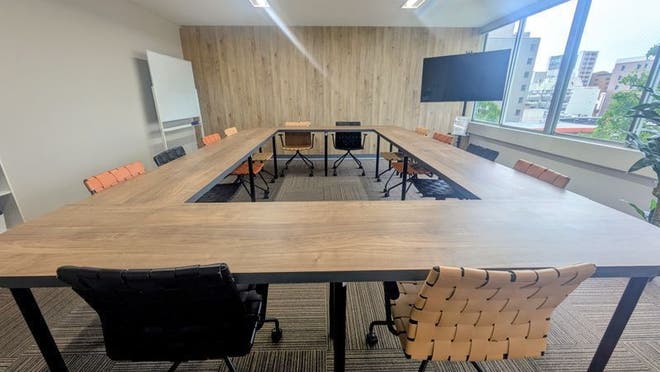 広瀬通【5階5-1会議室】最大12名 Wi-Fi・TVモニター・プロジェクター完備/WEB会議・研修・応接にも/飲食OKの写真4