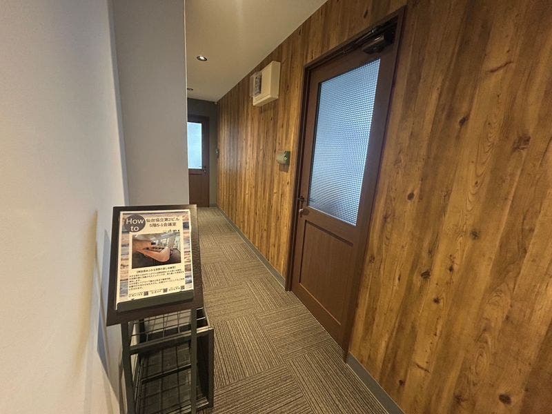 広瀬通【5階5-1会議室】最大12名   Wi-Fi・TVモニター・プロジェクター完備／WEB会議・研修・応接にも／飲食OKの写真3