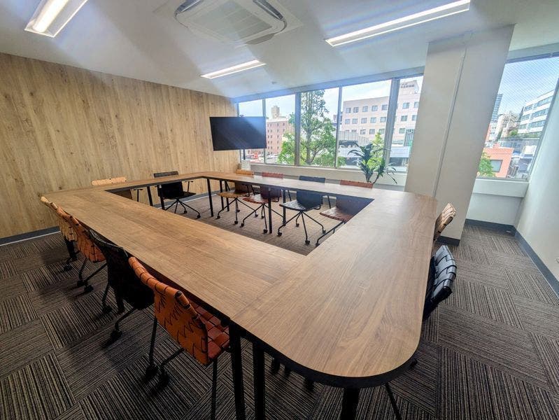 広瀬通【5階5-1会議室】最大12名   Wi-Fi・TVモニター・プロジェクター完備／WEB会議・研修・応接にも／飲食OKの写真1