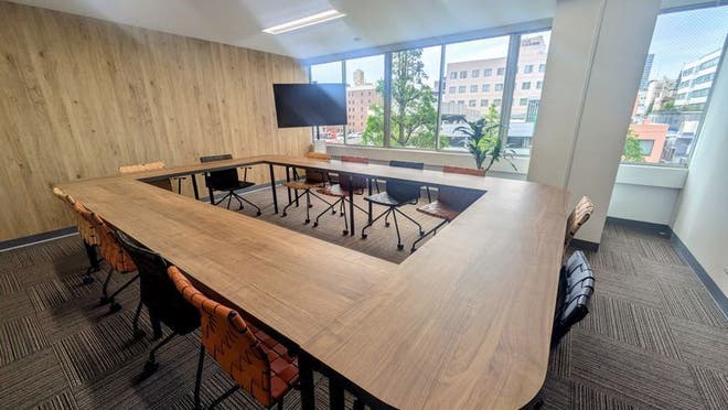 広瀬通【5階5-1会議室】最大12名 Wi-Fi・TVモニター・プロジェクター完備/WEB会議・研修・応接にも/飲食OKの写真1