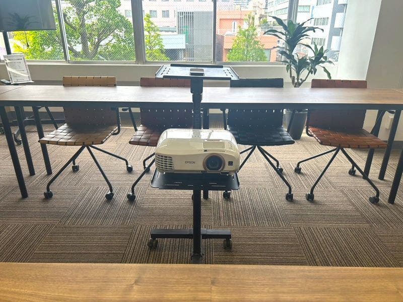 広瀬通【5階5-1会議室】最大12名   Wi-Fi・TVモニター・プロジェクター完備／WEB会議・研修・応接にも／飲食OKの写真2