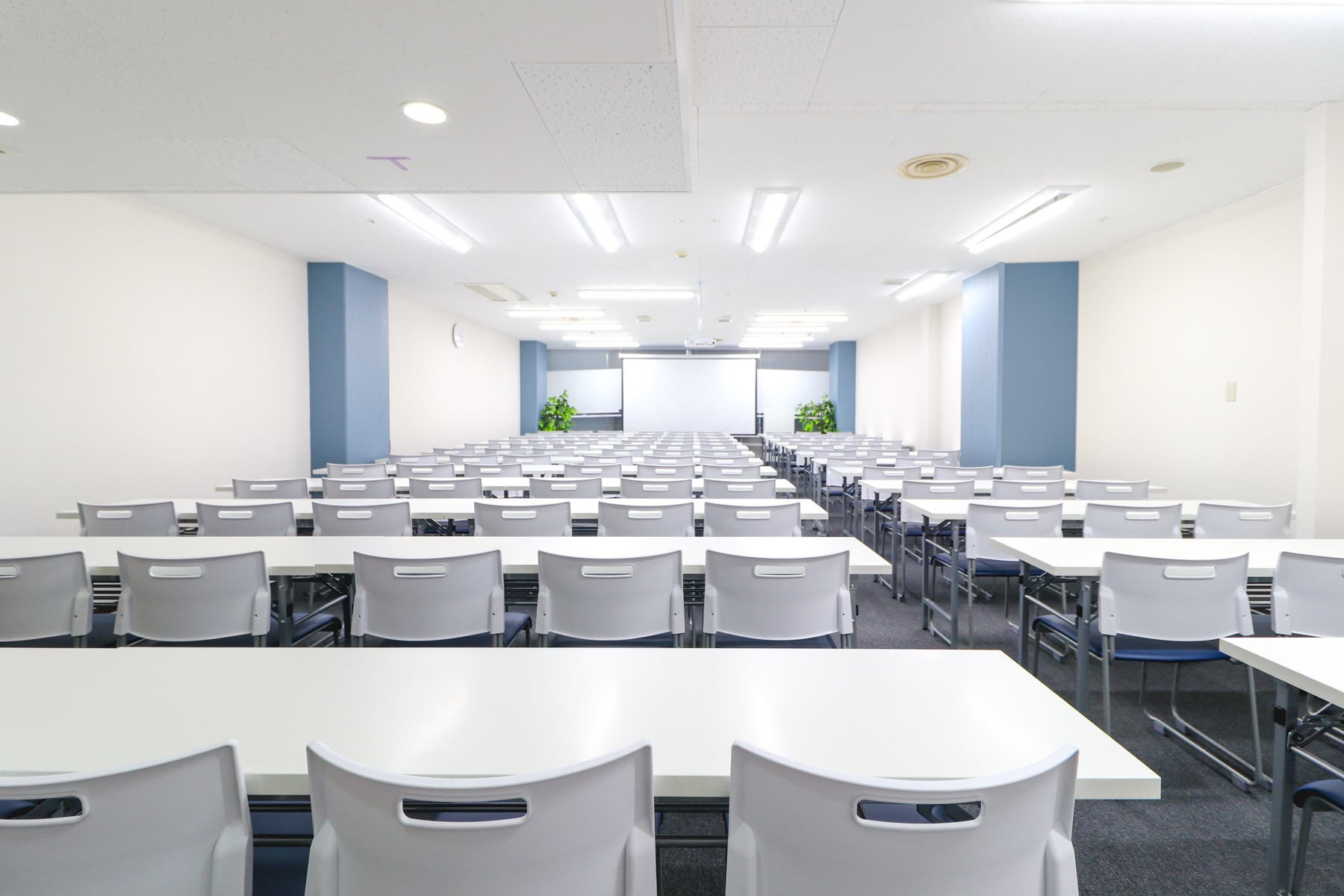 【梅田駅地下直結！大阪駅前第２ビル！108名！】プロジェクター・ホワイトボード・WiFi無料！ふれあい貸し会議室 梅田No141の写真1