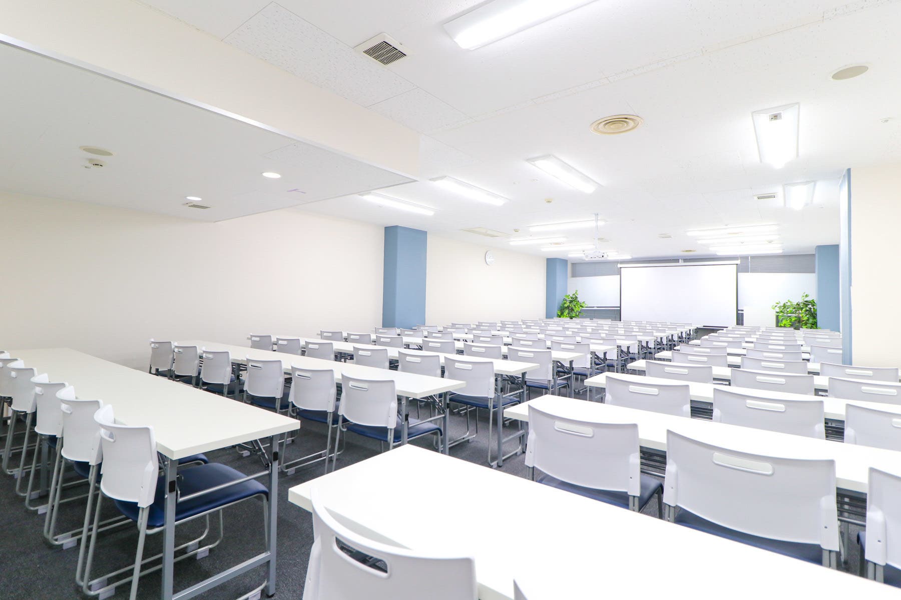 【梅田駅地下直結！大阪駅前第２ビル！108名！】プロジェクター・ホワイトボード・WiFi無料！ふれあい貸し会議室 梅田No141の写真2