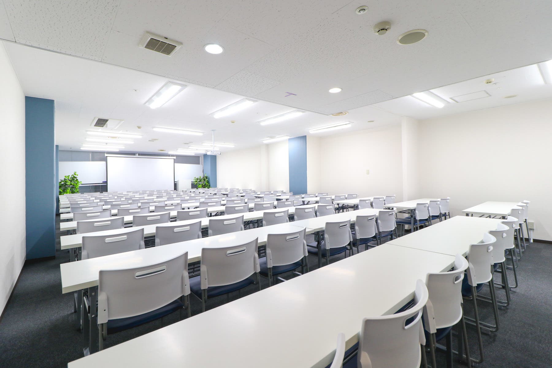 【梅田駅地下直結！大阪駅前第２ビル！108名！】プロジェクター・ホワイトボード・WiFi無料！ふれあい貸し会議室 梅田No141の写真3