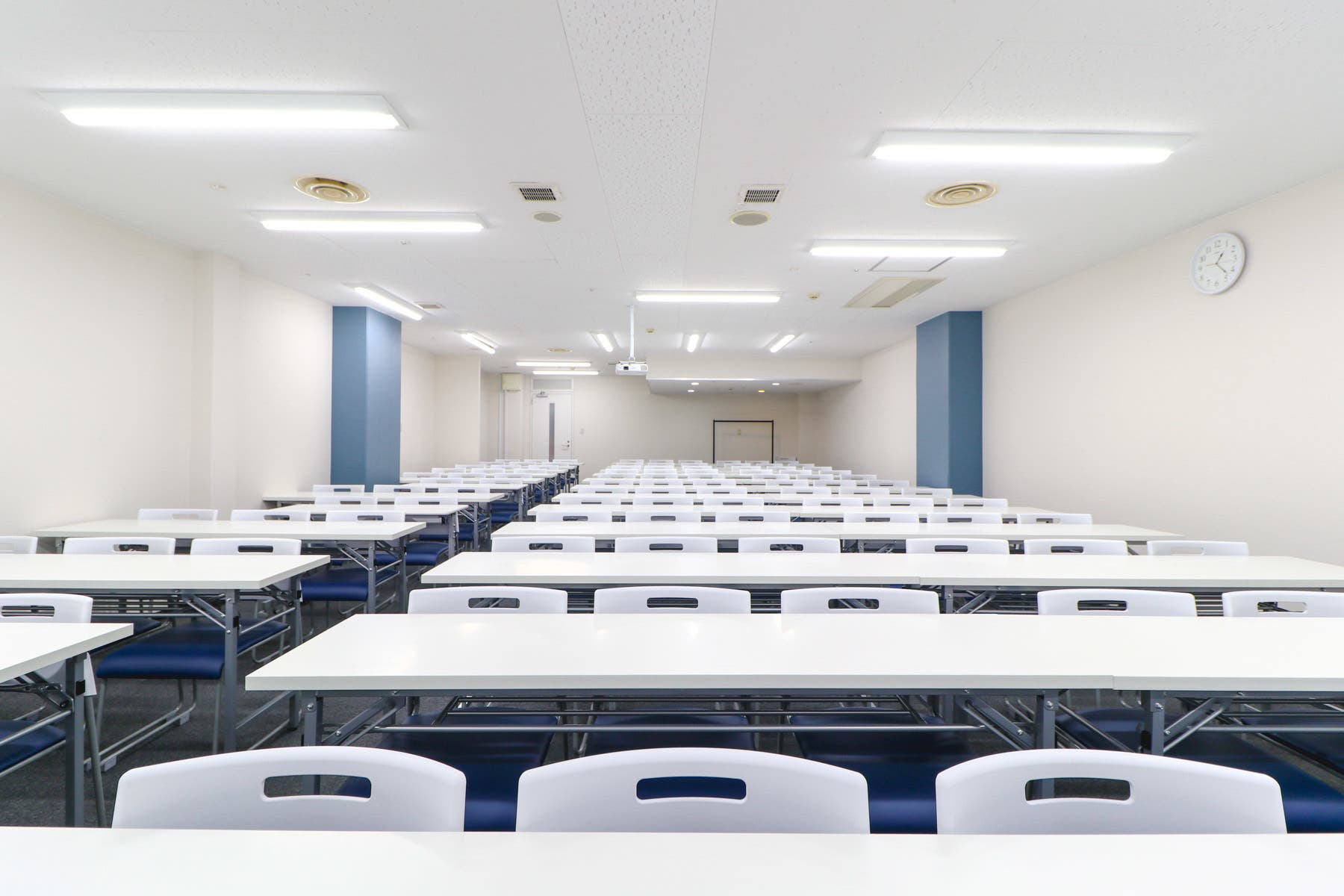 【梅田駅地下直結！大阪駅前第２ビル！108名！】プロジェクター・ホワイトボード・WiFi無料！ふれあい貸し会議室 梅田No141の写真4