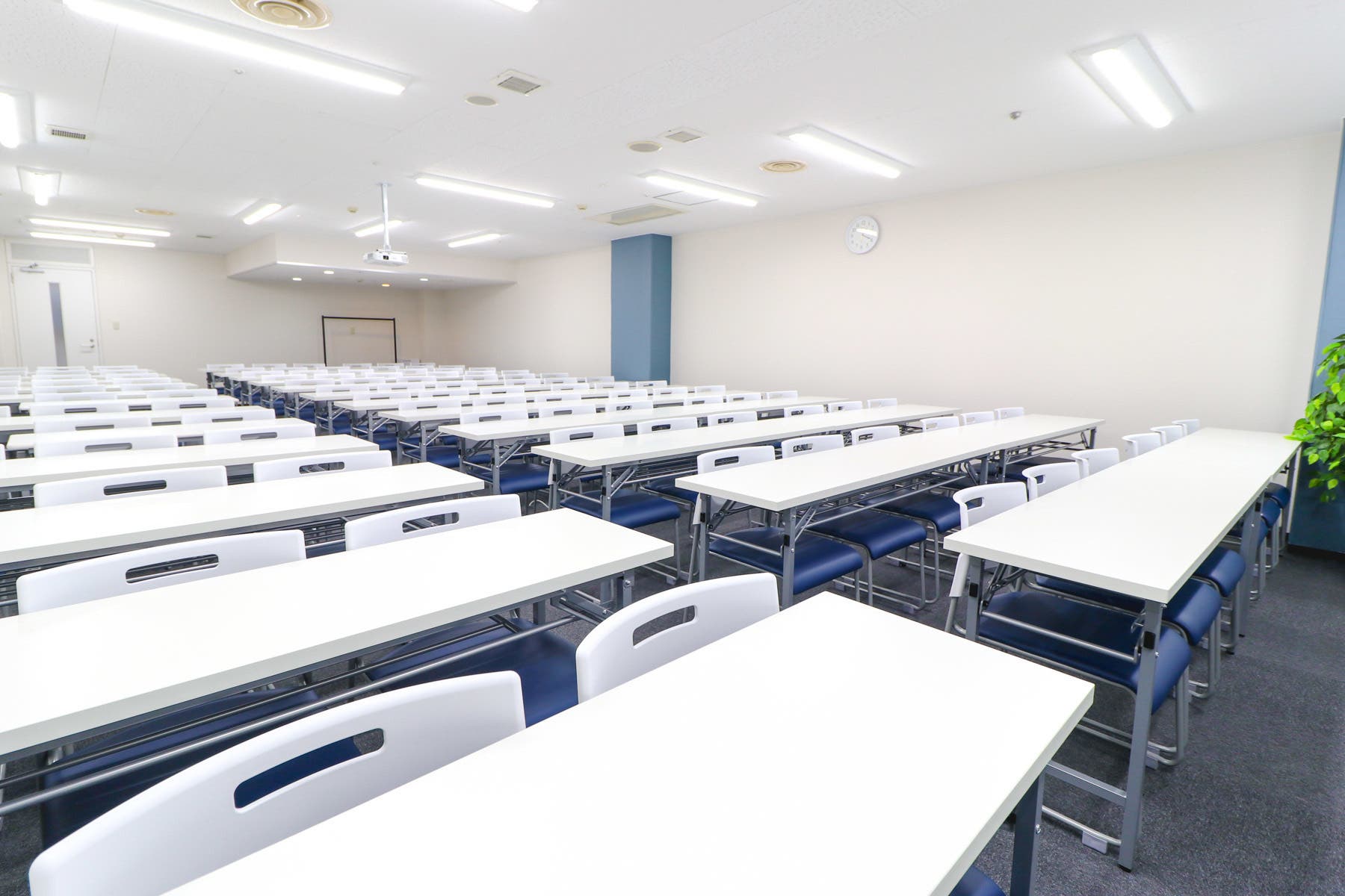 【梅田駅地下直結！大阪駅前第２ビル！108名！】プロジェクター・ホワイトボード・WiFi無料！ふれあい貸し会議室 梅田No141の写真6