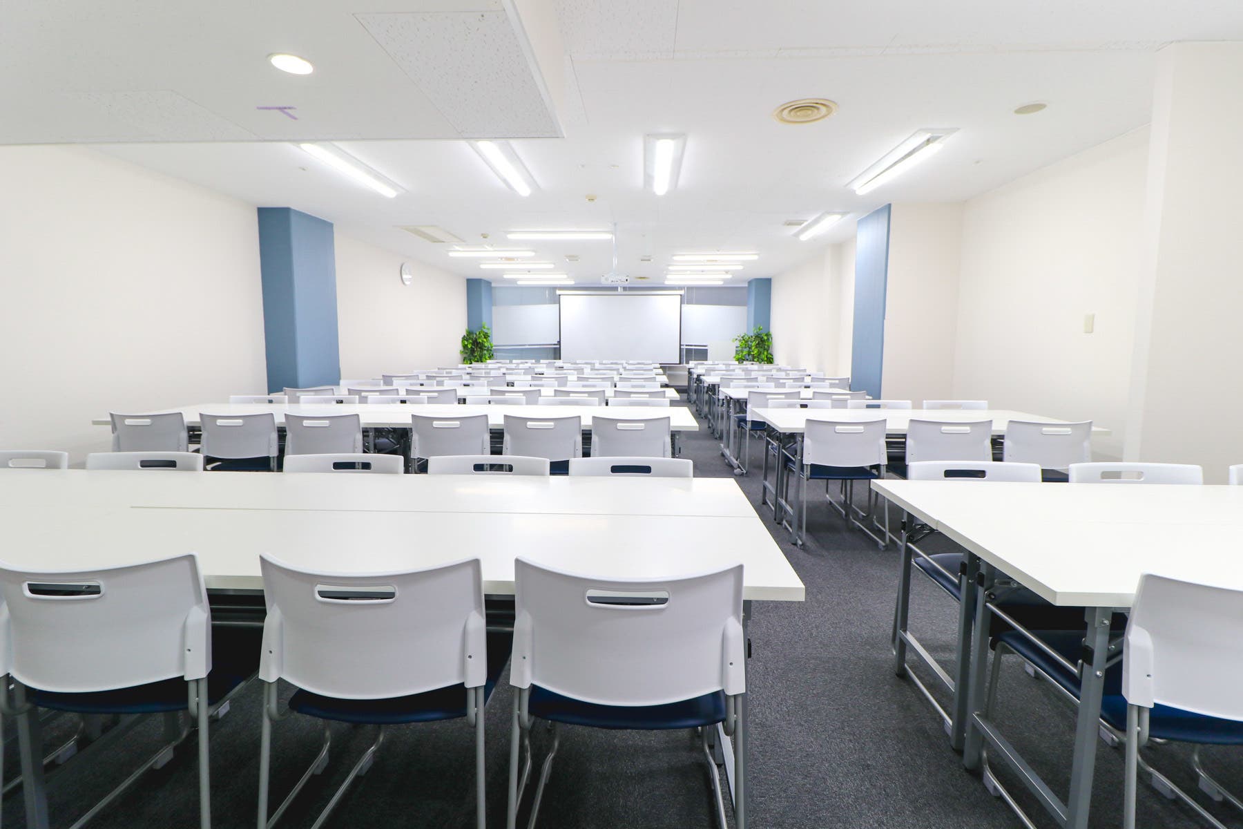 【梅田駅地下直結！大阪駅前第２ビル！108名！】プロジェクター・ホワイトボード・WiFi無料！ふれあい貸し会議室 梅田No141の写真7