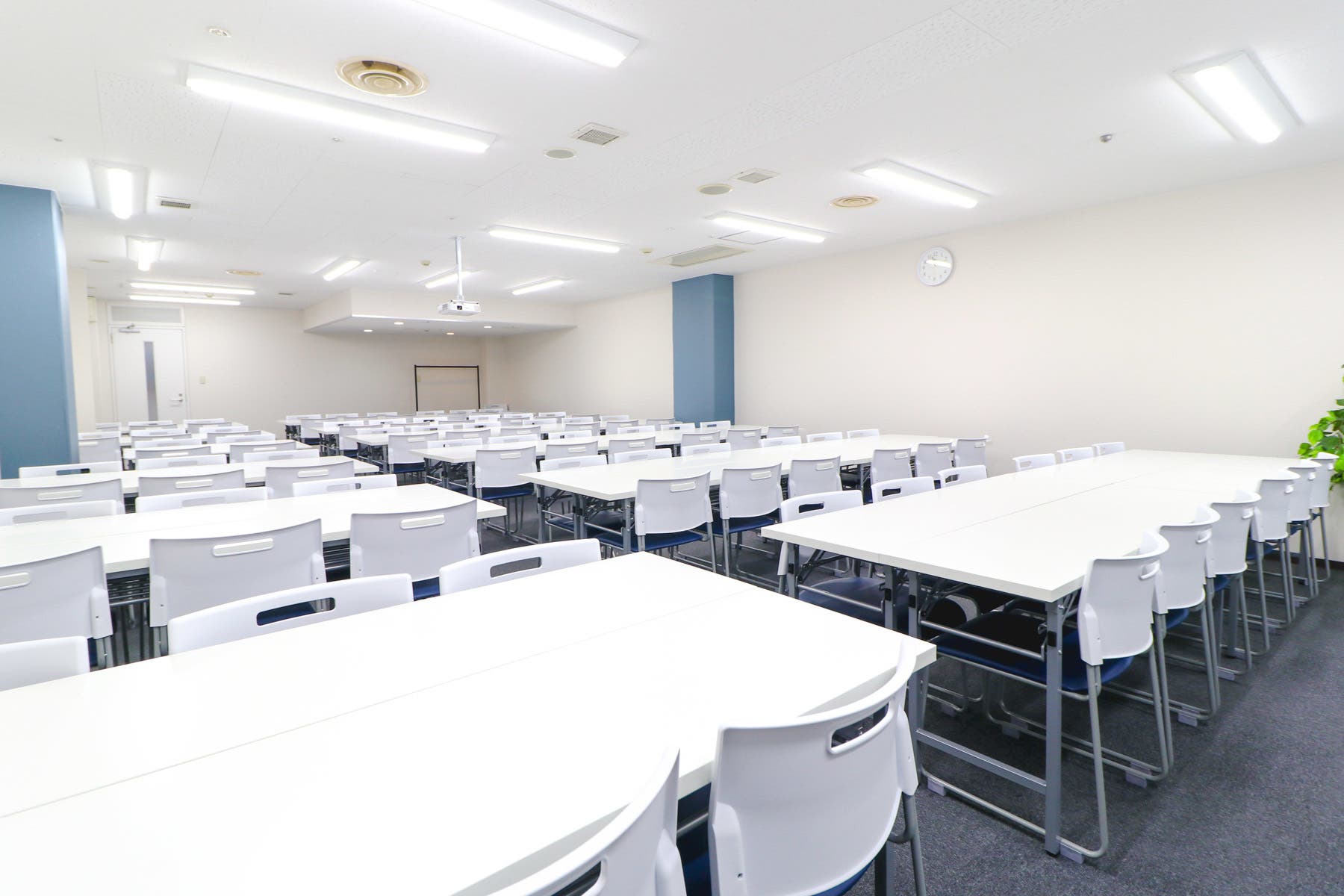 【梅田駅地下直結！大阪駅前第２ビル！108名！】プロジェクター・ホワイトボード・WiFi無料！ふれあい貸し会議室 梅田No141の写真11