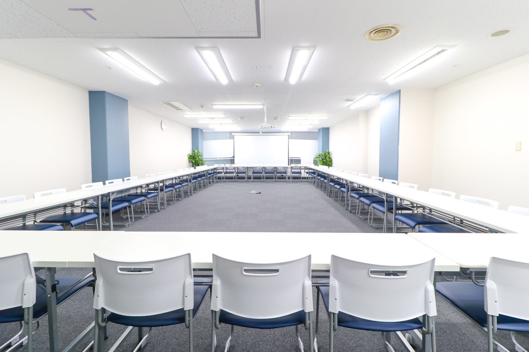 【梅田駅地下直結！大阪駅前第２ビル！108名！】プロジェクター・ホワイトボード・WiFi無料！ふれあい貸し会議室 梅田No141の写真12