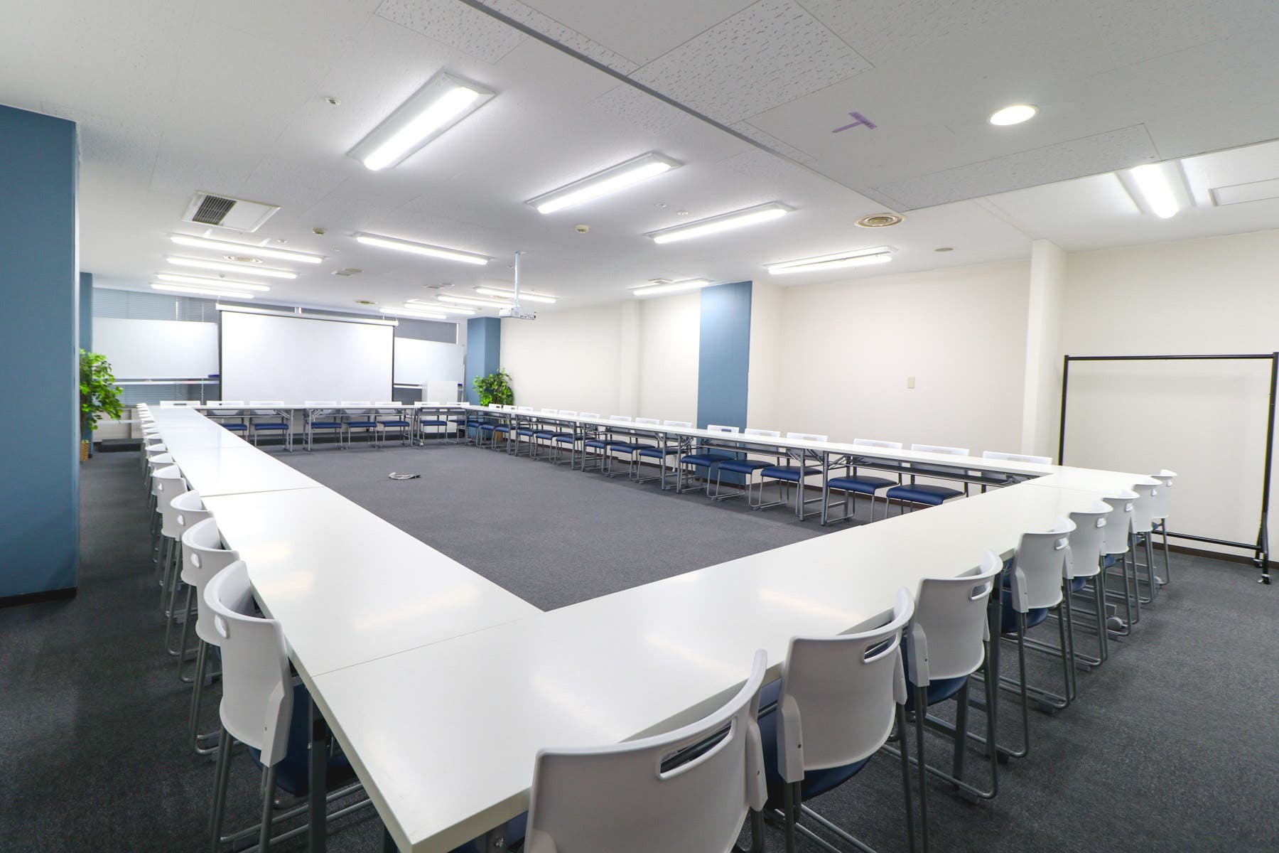 【梅田駅地下直結！大阪駅前第２ビル！108名！】プロジェクター・ホワイトボード・WiFi無料！ふれあい貸し会議室 梅田No141の写真14