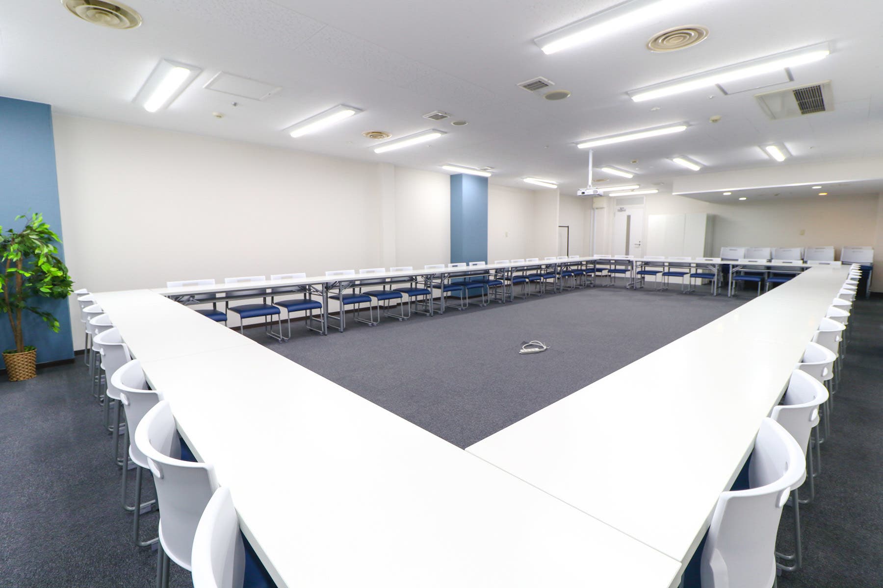 【梅田駅地下直結！大阪駅前第２ビル！108名！】プロジェクター・ホワイトボード・WiFi無料！ふれあい貸し会議室 梅田No141の写真15