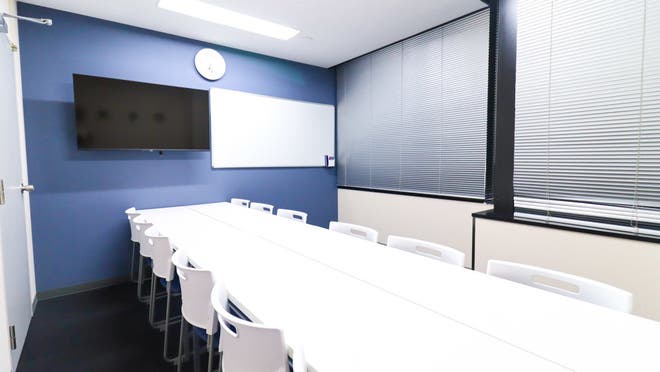 【なんば駅31番出口徒歩1分!12名】50型モニター・10Gbps光回線・WiFi全て無料!ふれあい貸し会議室 なんばNo140の写真1