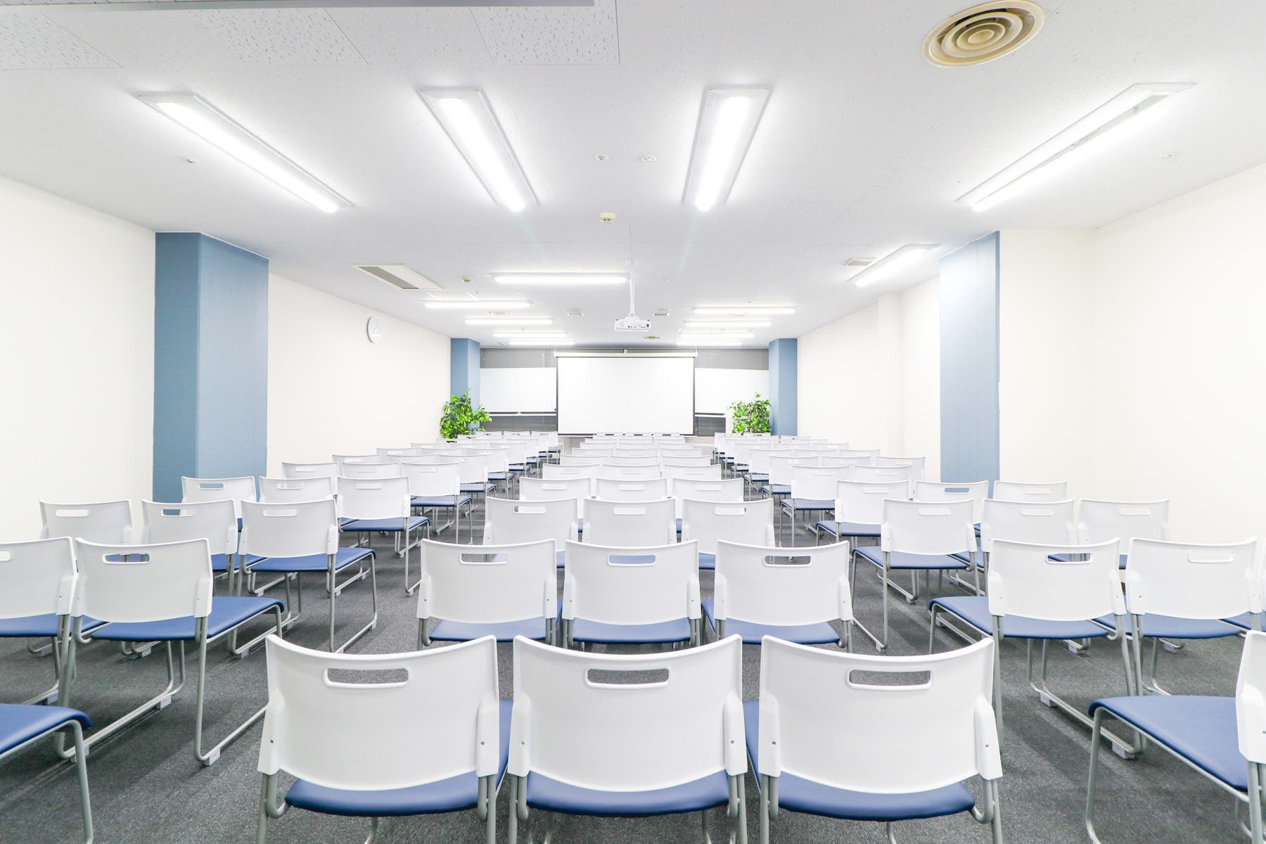 【梅田駅地下直結！大阪駅前第２ビル！108名！】プロジェクター・ホワイトボード・WiFi無料！ふれあい貸し会議室 梅田No141の写真17