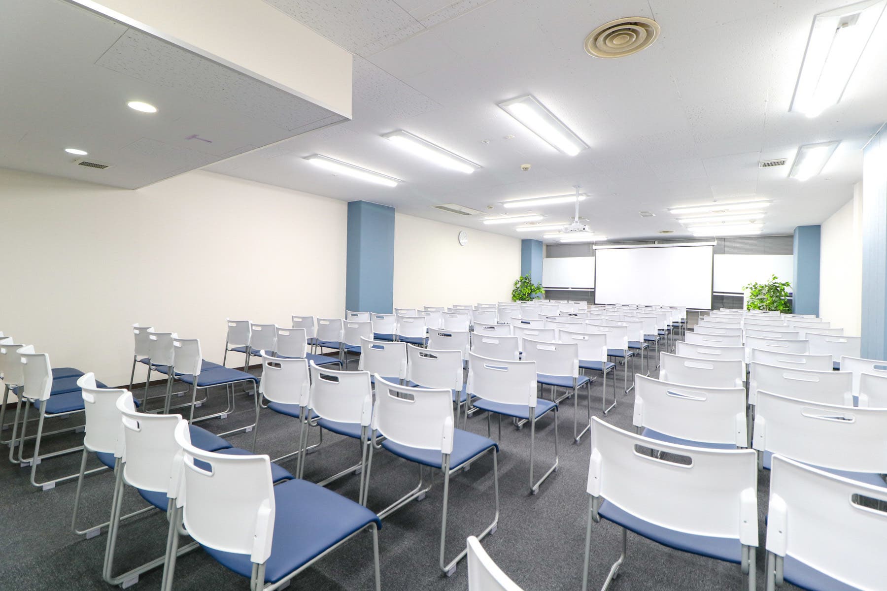 【梅田駅地下直結！大阪駅前第２ビル！108名！】プロジェクター・ホワイトボード・WiFi無料！ふれあい貸し会議室 梅田No141の写真18