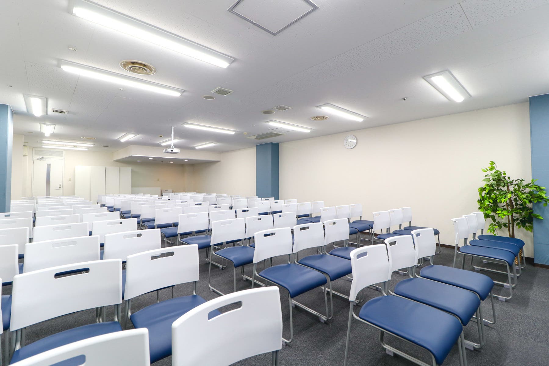 【梅田駅地下直結！大阪駅前第２ビル！108名！】プロジェクター・ホワイトボード・WiFi無料！ふれあい貸し会議室 梅田No141の写真21