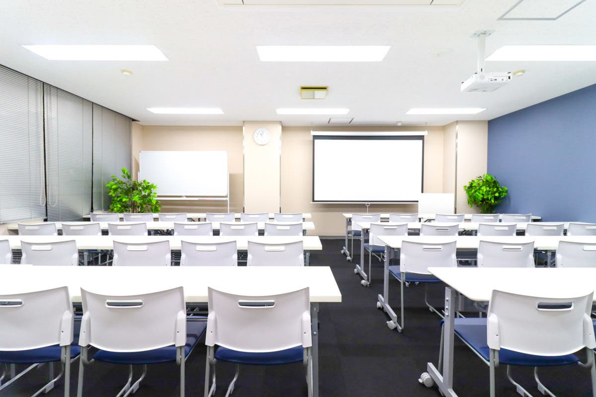 【なんば駅31番出口徒歩1分！56名】プロジェクター・10Gbps光回線・WiFi全て無料！ふれあい貸し会議室 なんばNo138の写真2