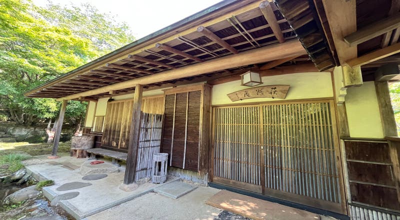 800坪の日本庭園と数寄屋造の茶室に遊ぶ