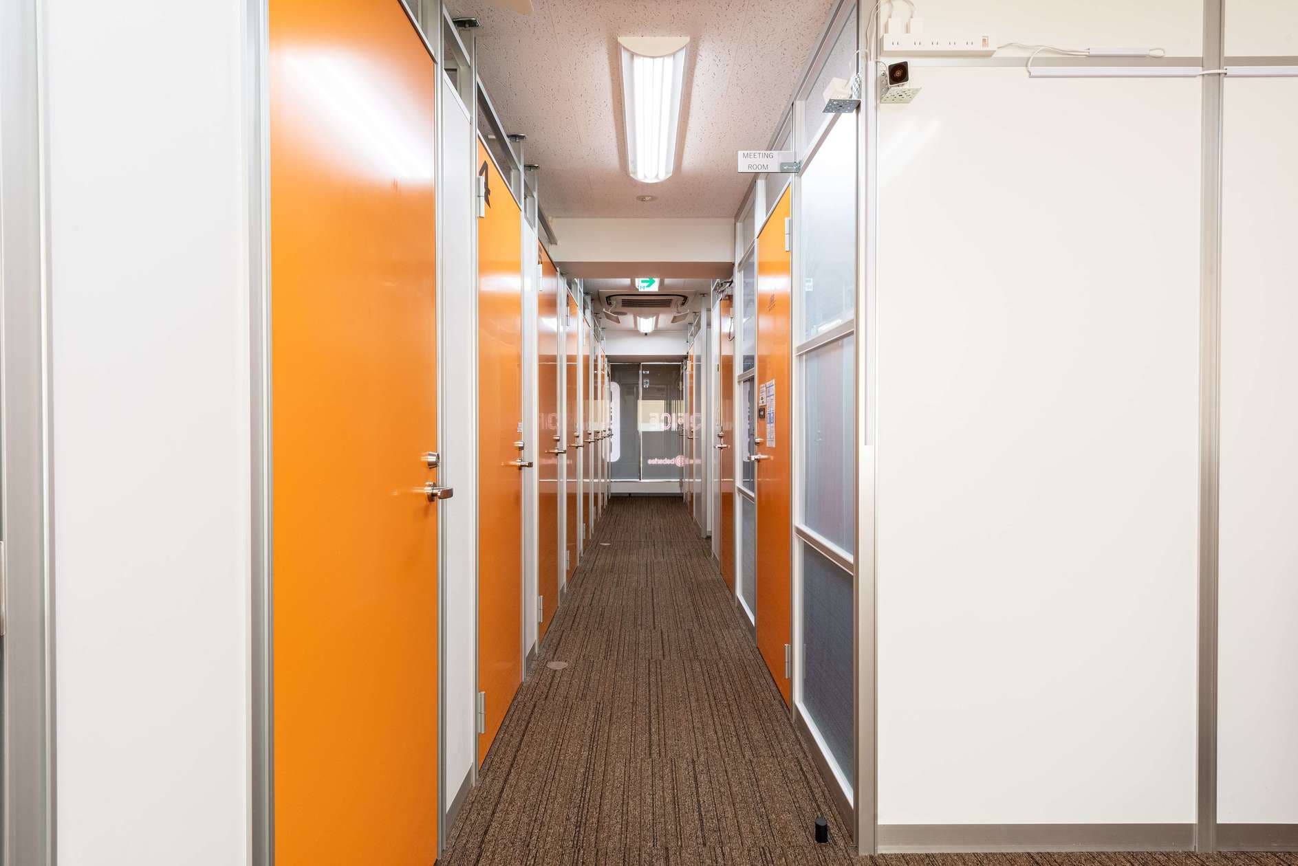 ✨期間限定！特別料金✨外苑前駅から徒歩１分✅当日予約可能！✅駅近＆リーズナブル！✅シンプル会議室✅少人数での打ち合わせの写真9