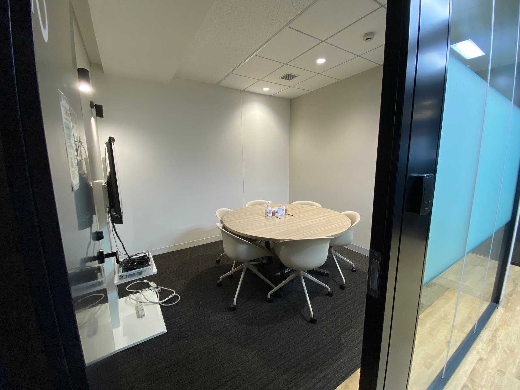 【JR水道橋駅徒歩5分】円卓6名用会議室。Wi-Fi、モニター、カメラも完備でオンライン会議も対応！の写真1