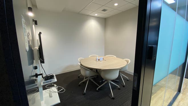 【JR水道橋駅徒歩5分】円卓6名用会議室。Wi-Fi、モニター、カメラも完備でオンライン会議も対応!の写真1