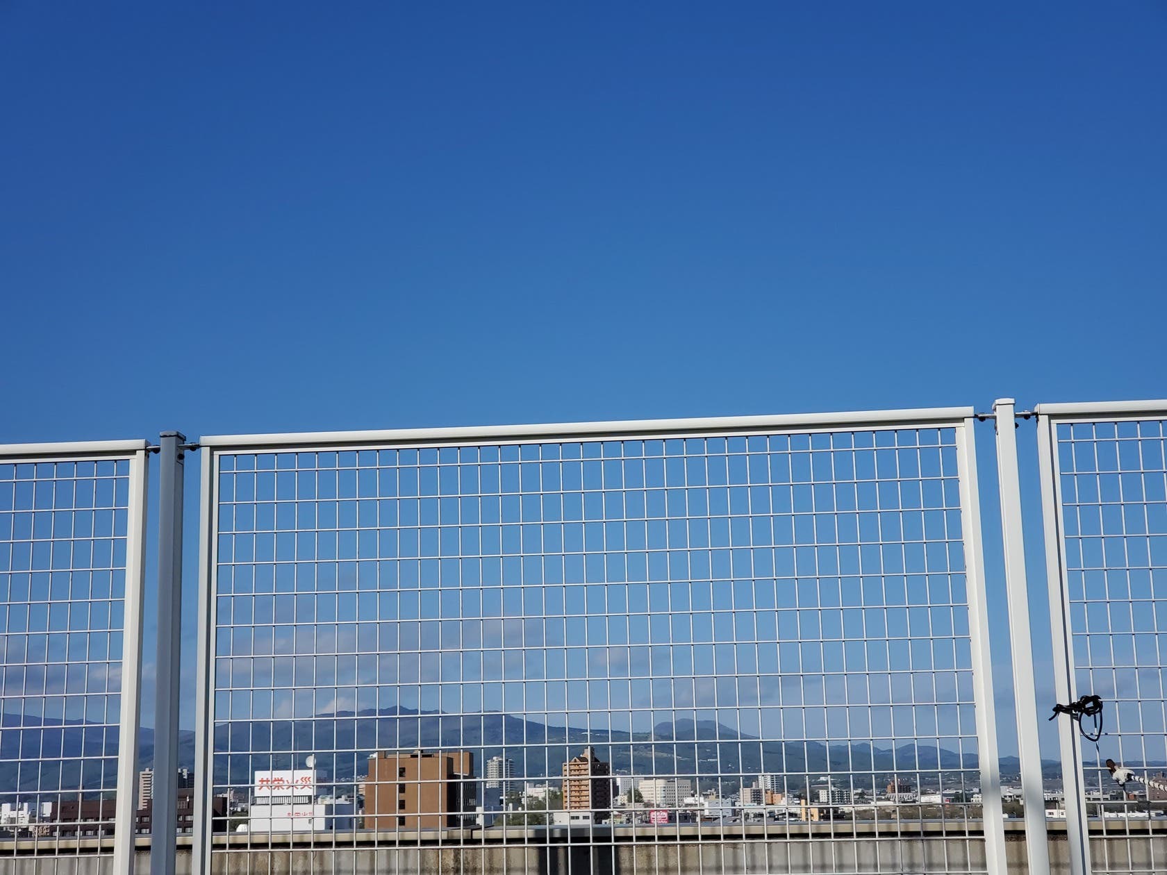 はこプレイス【屋上】空が背景、函館の街、函館山が背景になる屋上スペースの写真1