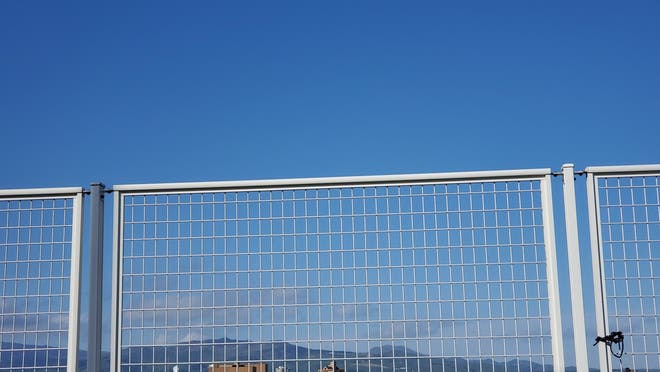 はこプレイス【屋上】空が背景、函館の街、函館山が背景になる屋上スペースの写真1