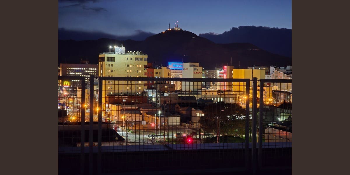 はこプレイス【屋上】空が背景、函館の街、函館山が背景になる屋上スペースの写真6