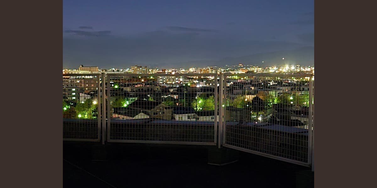 はこプレイス【屋上】空が背景、函館の街、函館山が背景になる屋上スペースの写真7