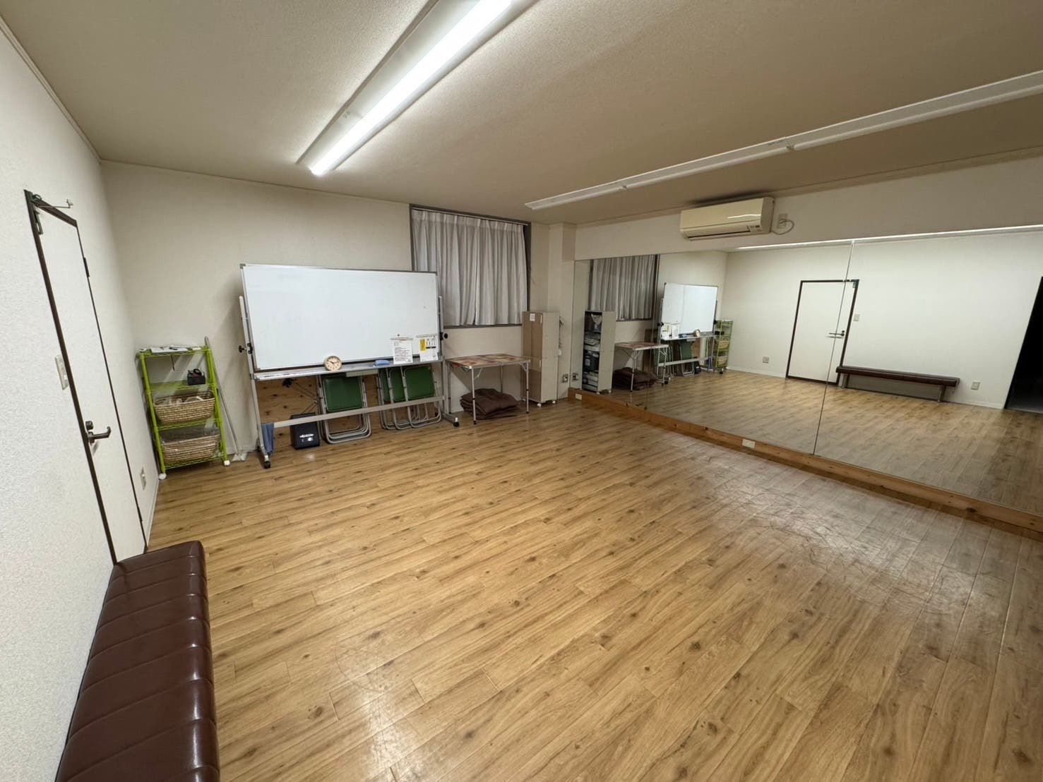 大きな鏡張りのダンススタジオです。ヨガやダンスにおすすめです。の写真1