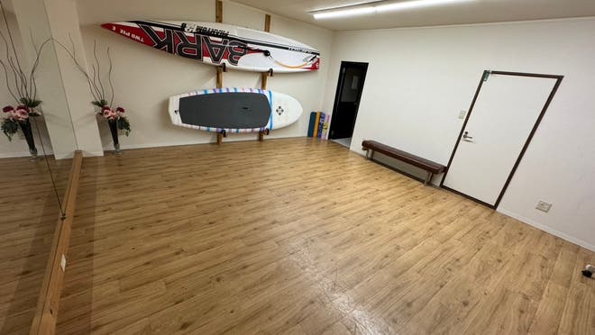 大きな鏡張りのダンススタジオです。ヨガやダンスにおすすめです。の写真2