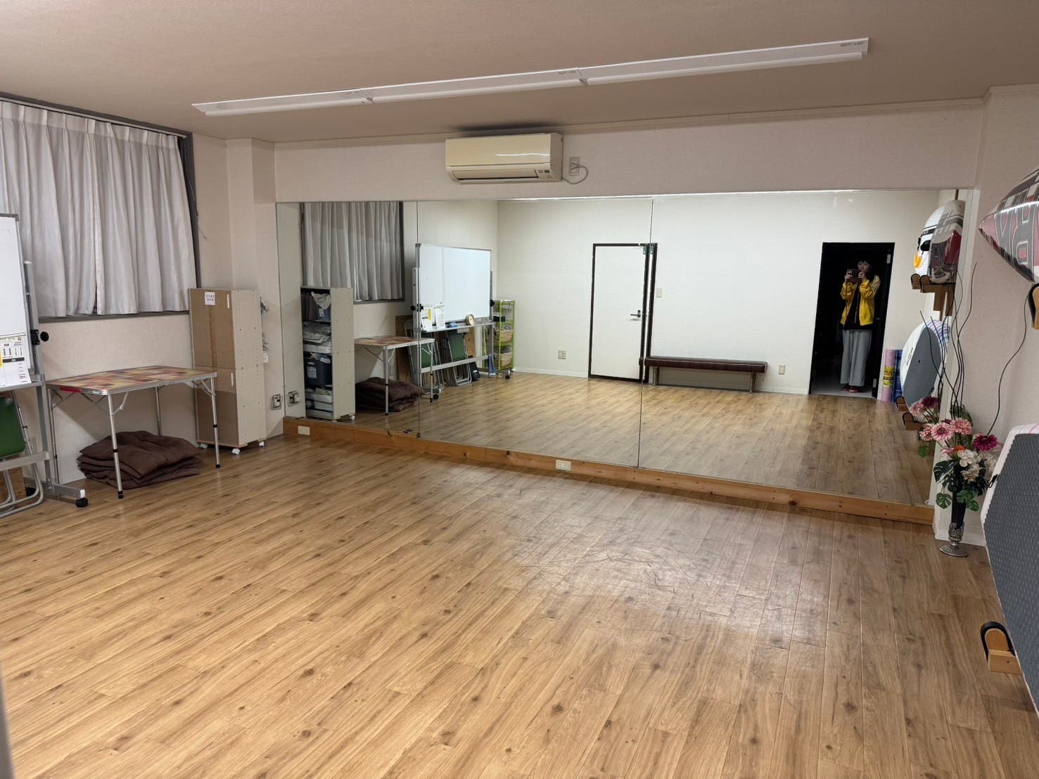 大きな鏡張りのダンススタジオです。ヨガやダンスにおすすめです。の写真3