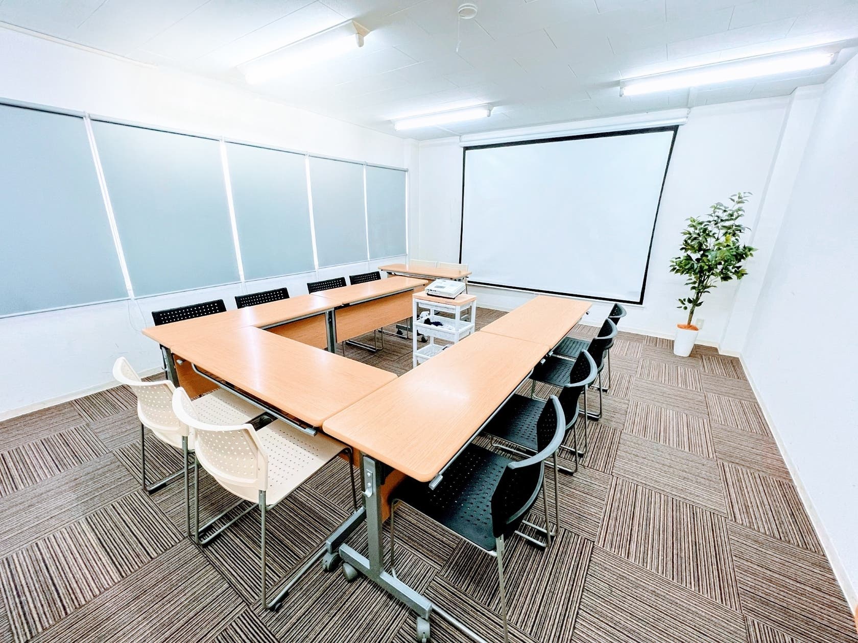【インボイス対応/法人仕様】京都の真面目な会議室/◆お気軽会議室京都河原町◆◆控室用意可能/大型モニター/プロジェクター無料の写真3