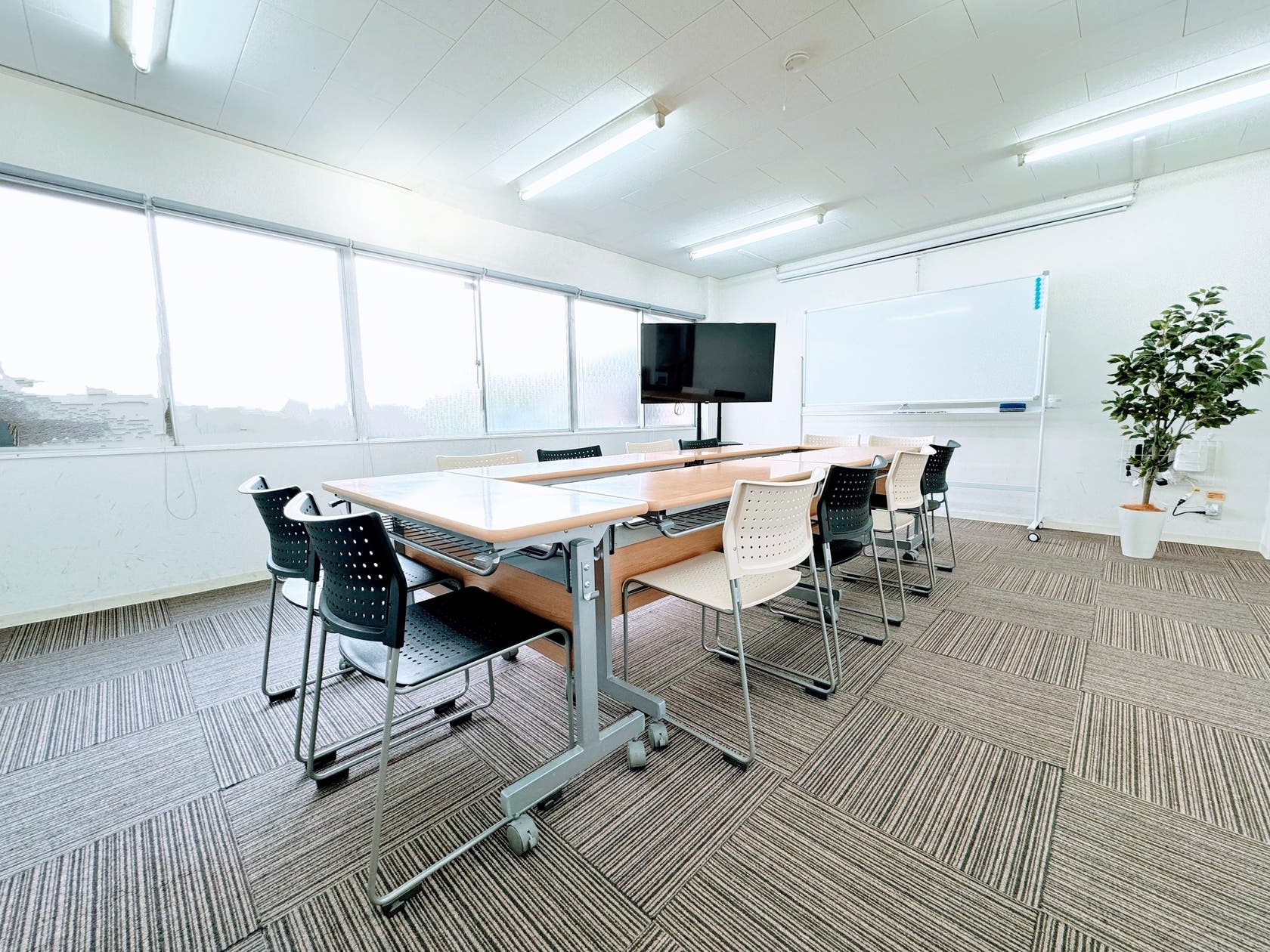 【インボイス対応/法人仕様】京都の真面目な会議室◆お気軽会議室京都河原町◆24人収容/無制限高速wifi/駅徒歩２分の写真1