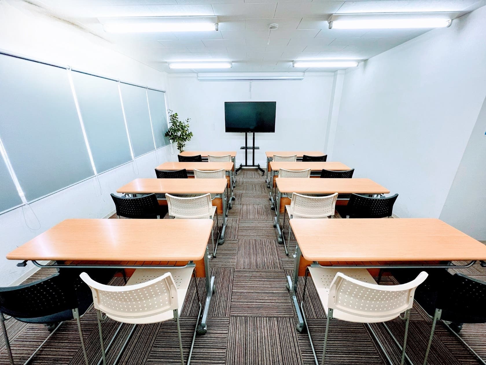 【インボイス対応/法人仕様】京都の真面目な会議室◆お気軽会議室京都河原町◆24人収容/無制限高速wifi/駅徒歩２分の写真2