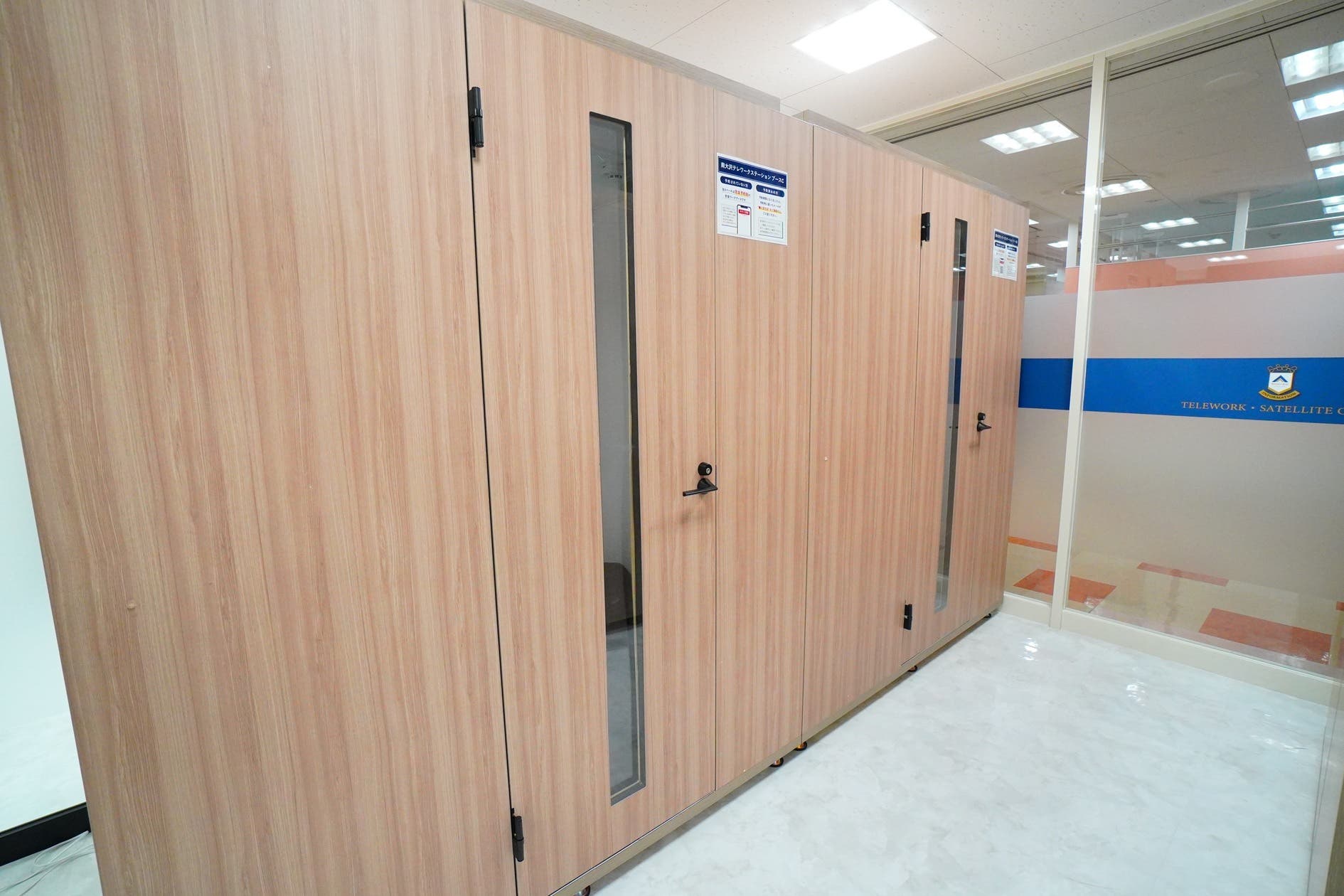 ＜南大沢テレワークステーション ブースC＞完全個室ワークブース💼光回線Wi-Fi📶電源🔌テレワーク/ZOOM/面接/自習の写真5