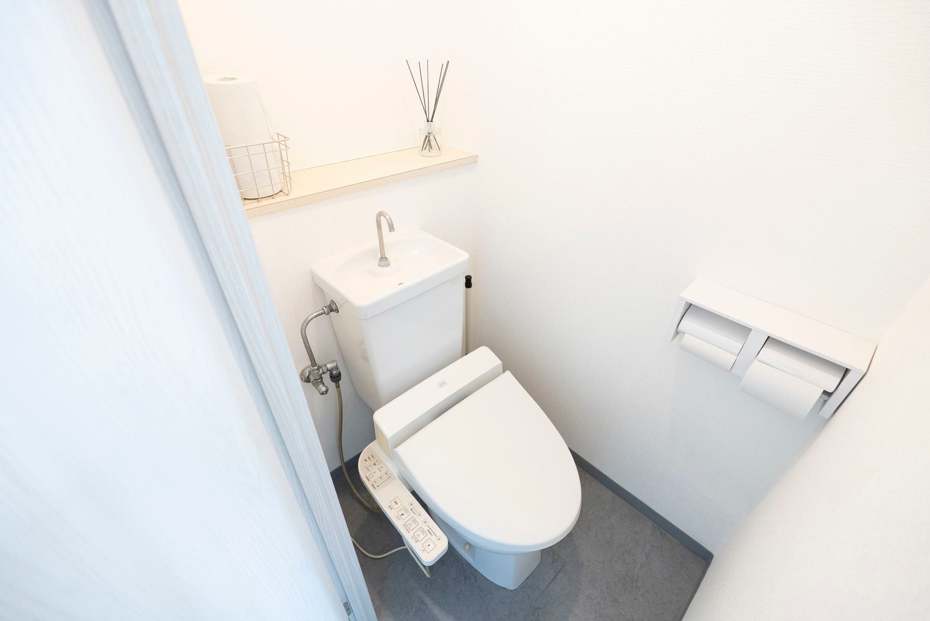 映える、自然光白ホリ。｜撮影機材無料貸出｜メイクスペース完備｜プロカメラマン監修｜新宿御苑前2分｜ポートレートの写真22