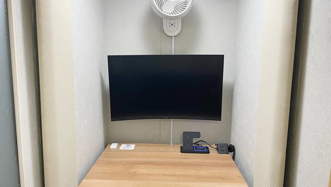 駅直結!新橋駅徒歩1分|1名個室|作業や勉強、ゲーム、オンラインMTG、面談に最適な『防音室03』の写真1