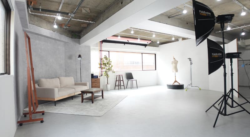 【御徒町６分】２面採光｜コンクリ床＋白壁＋アーチ｜撮影機材＋背景紙無料｜10ギガ光回線【アパレル｜化粧品｜物撮り 】