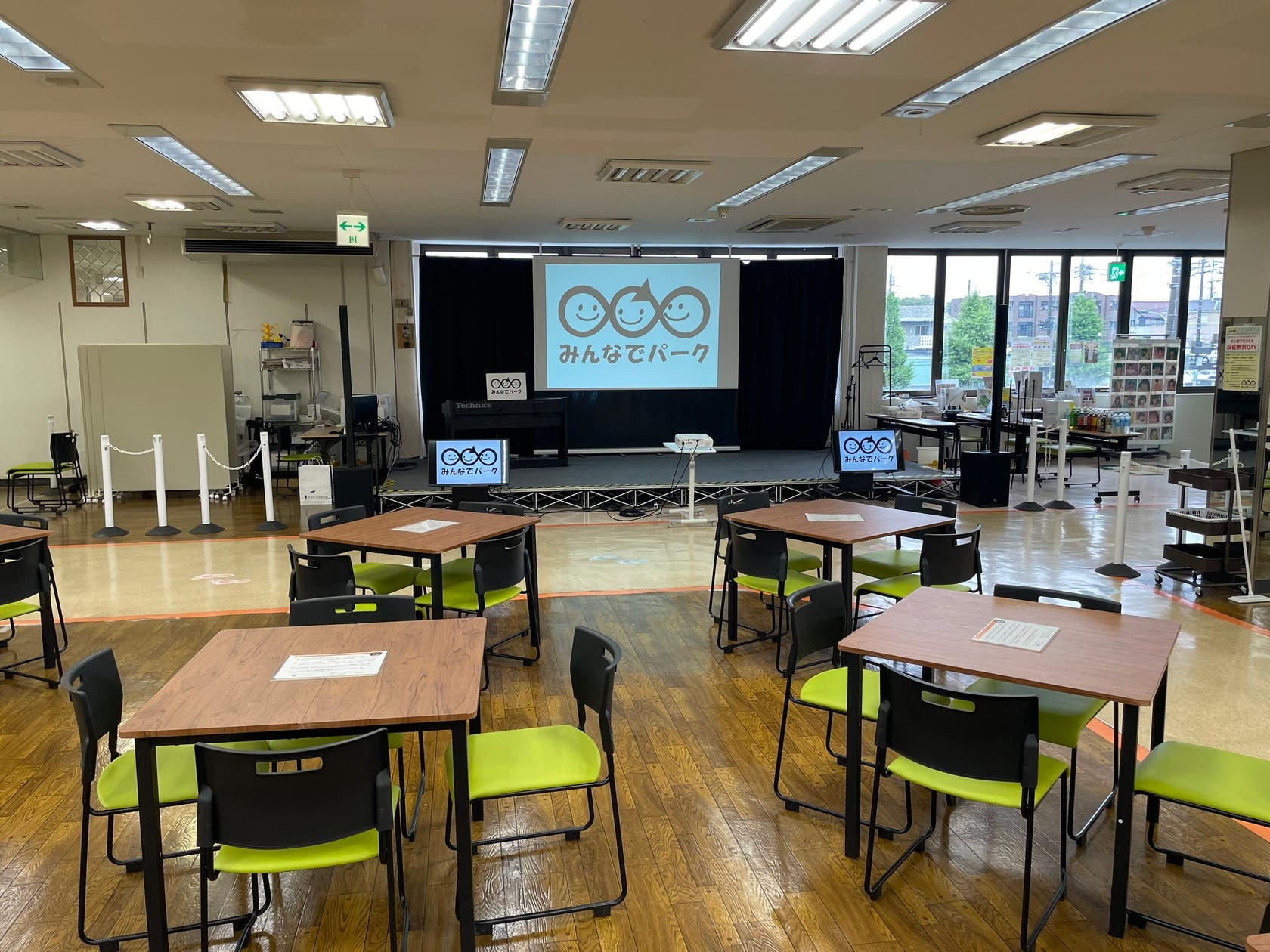 イベントステージ付き ワンフロア約700平米の多目的スペースの写真2