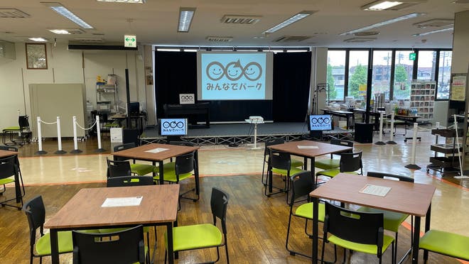 イベントステージ付き ワンフロア約700平米の多目的スペースの写真2