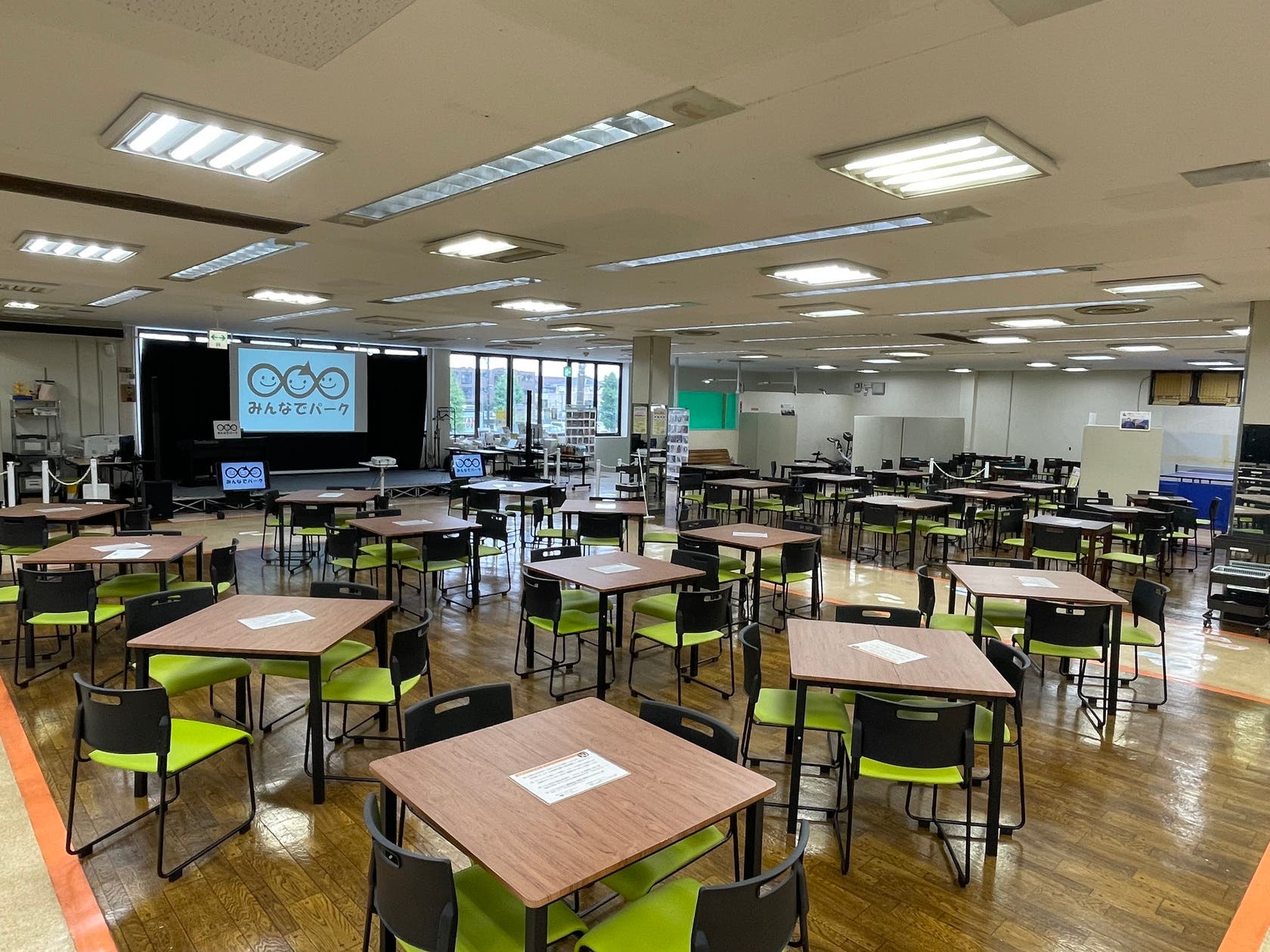 イベントステージ付き ワンフロア約700平米の多目的スペースの写真1