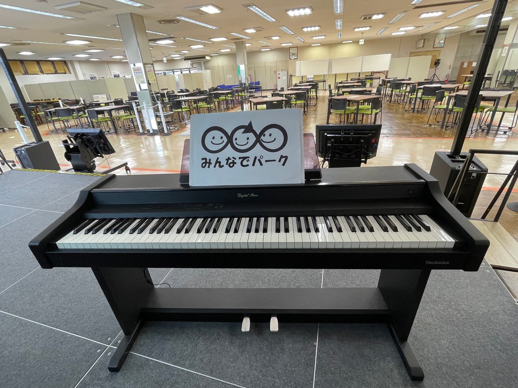 イベントステージ付き ワンフロア約700平米の多目的スペースの写真8