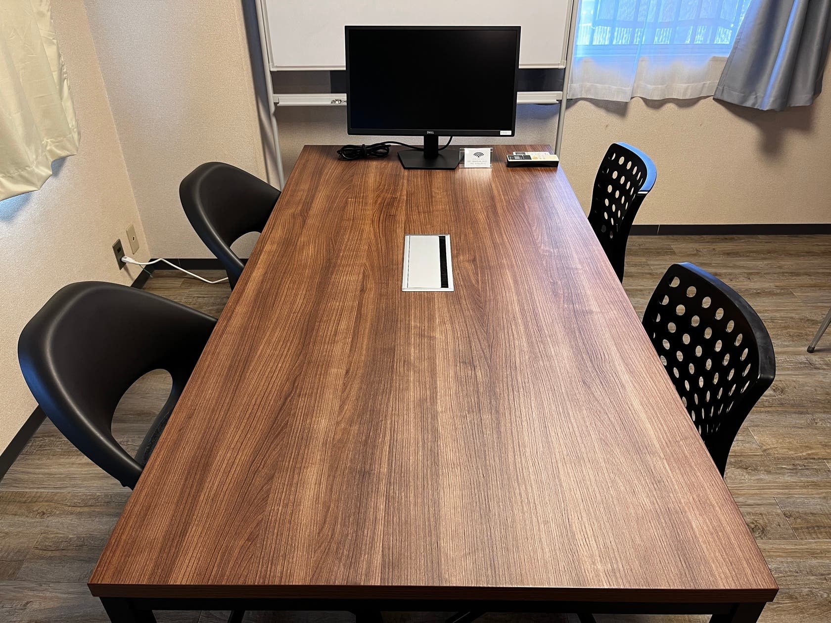 神戸【阪急六甲駅徒歩８分】１時間1,100円／フリードリンク付き6名会議室の写真2