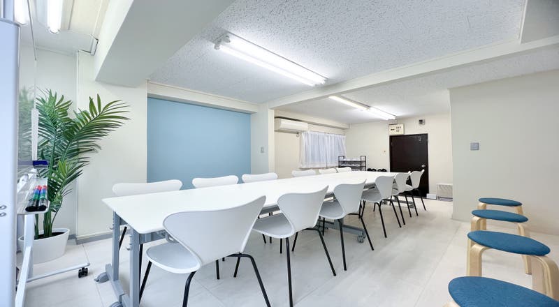 三越前駅徒歩3分！駅に近いスペース♪会議、エアコン新品✨アルコール可、ボードゲームなどで利用可能！プロジェクター等無料！光回線