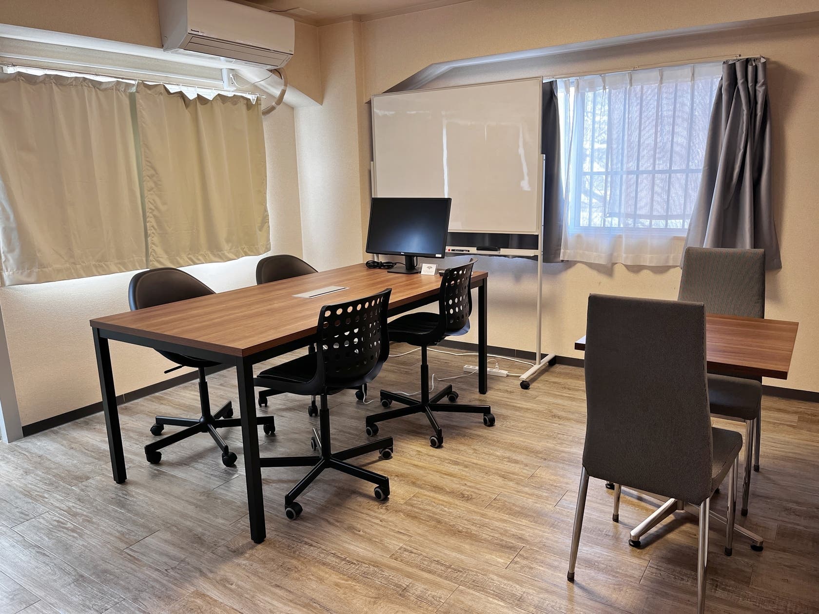 神戸【阪急六甲駅徒歩８分】１時間1,100円／フリードリンク付き6名会議室の写真1